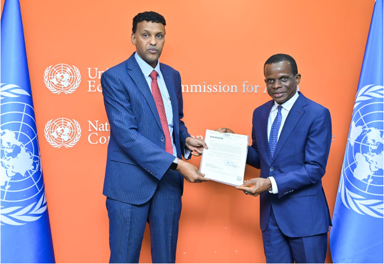 Safiirka Soomaaliya ee Ethiopia oo warqadaha aqoonsiga u gudbiyey ... Safiirka Soomaaliya ee Ethiopia oo warqadaha aqoonsiga u gudbiyey ...