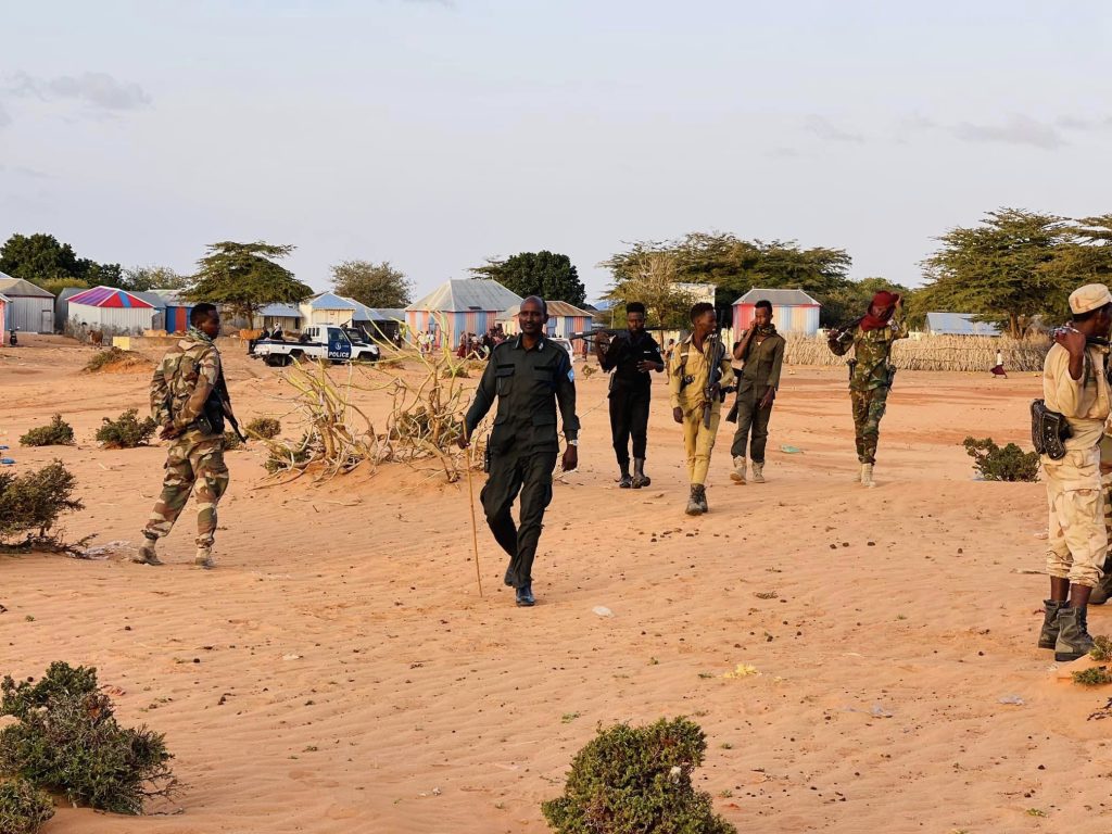 Ciidamo la kala dhex-dhigay Maleeshiyo Beeleedyo ku dagaalamay ...